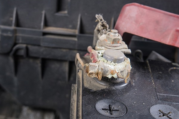 دلایل سولفاته شدن باتری ماشین و نحوه رفع آن - مجله آیتول